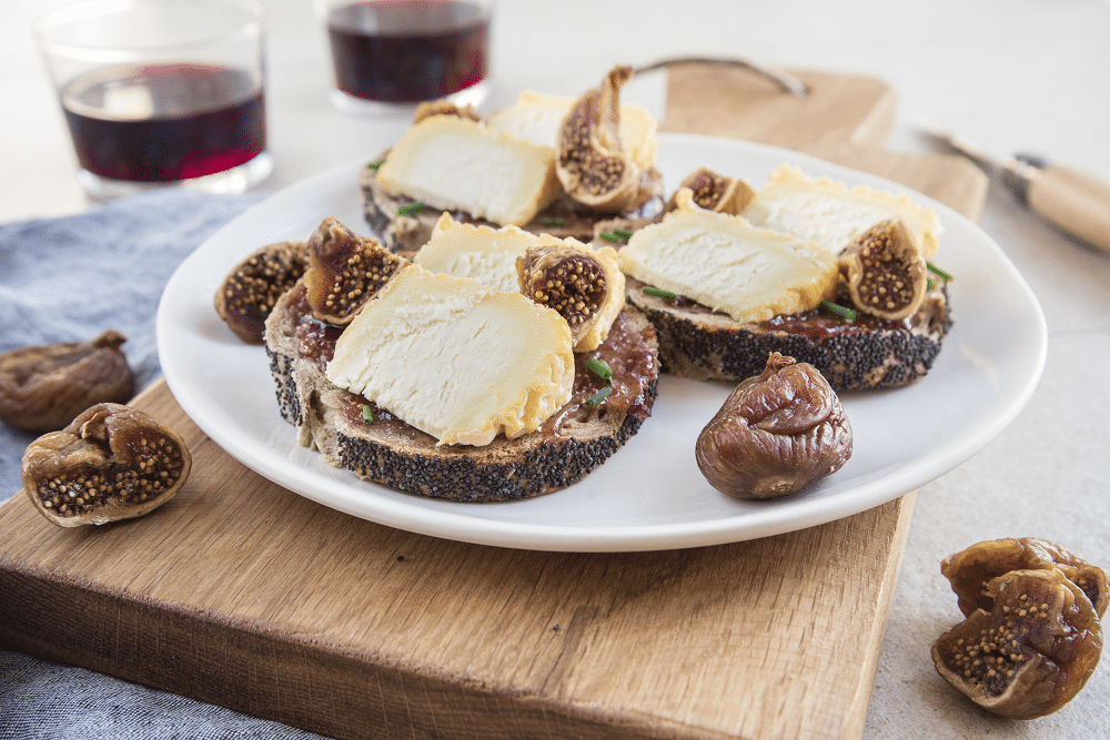 Wholegrain toasts with fig chutney and Langres cheese - Germain