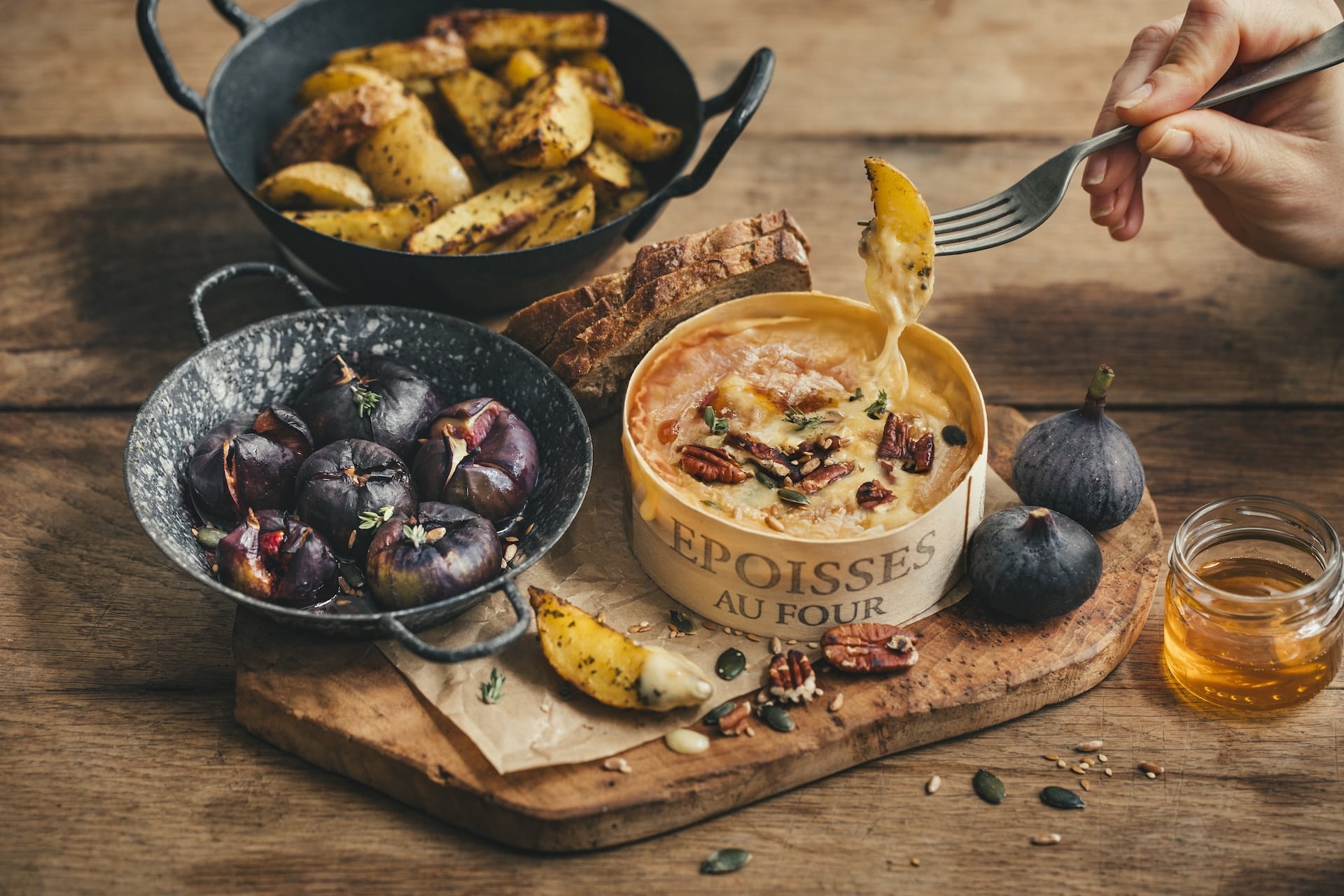 Époisses au four, figues rôties & potatoes maison